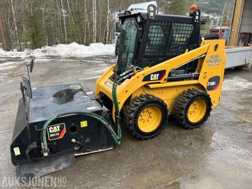2015 CAT 216B3 kompaktlaster med CAT BU115 kost
