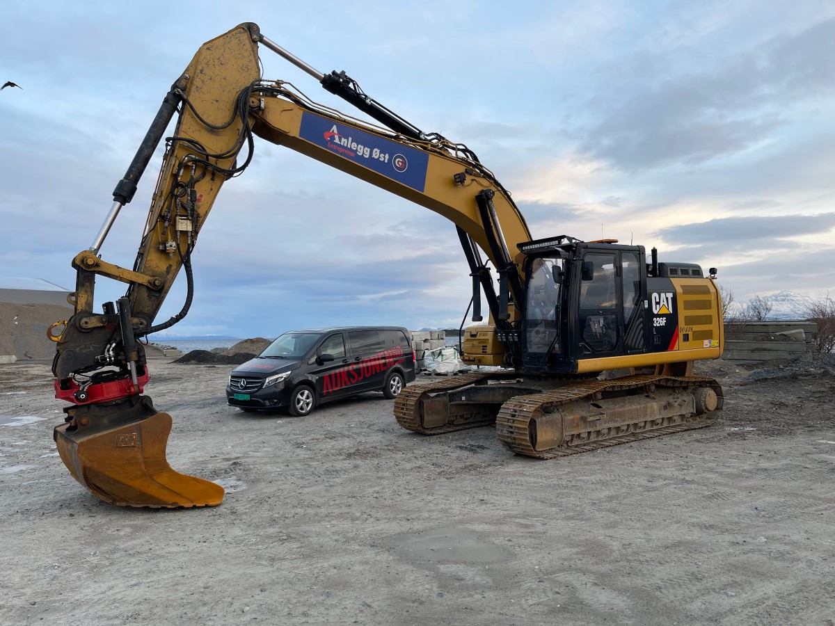 2019 Cat 326 FL gravemaskin