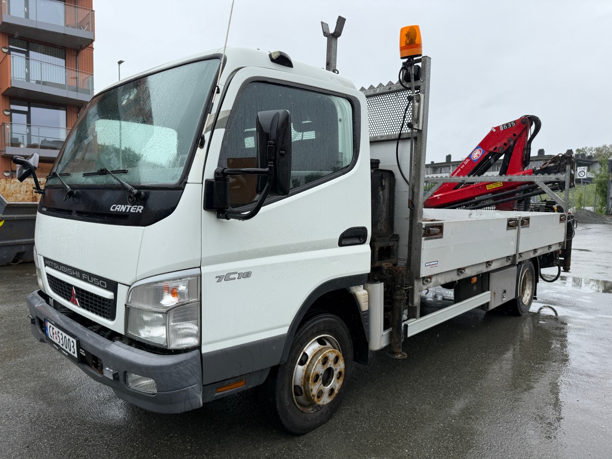 2010 Mitsubishi Fuso Canter 7C18 m/ HMF 635-K2 kran – lav km, fjernstyring