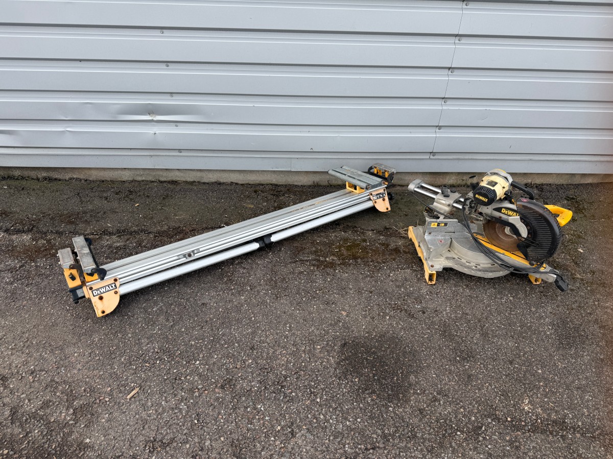 Dewalt Kapp og gjærsag 1675W med Dewalt DE7023 Sagbord