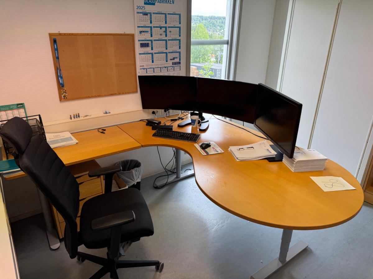 Komplett kontor med møbler og PC utstyr